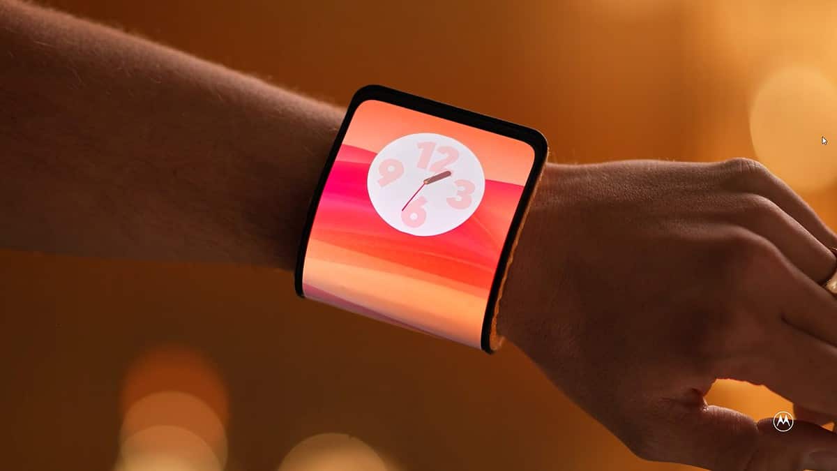 Motorola’s latest concept is a wrist-worn smartphone and it looks bizarre